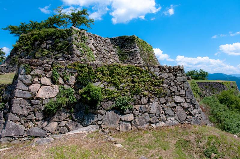 Takeda Castle Ruins : A Study of Japanese Bibliography - JapaneseCastle.JP